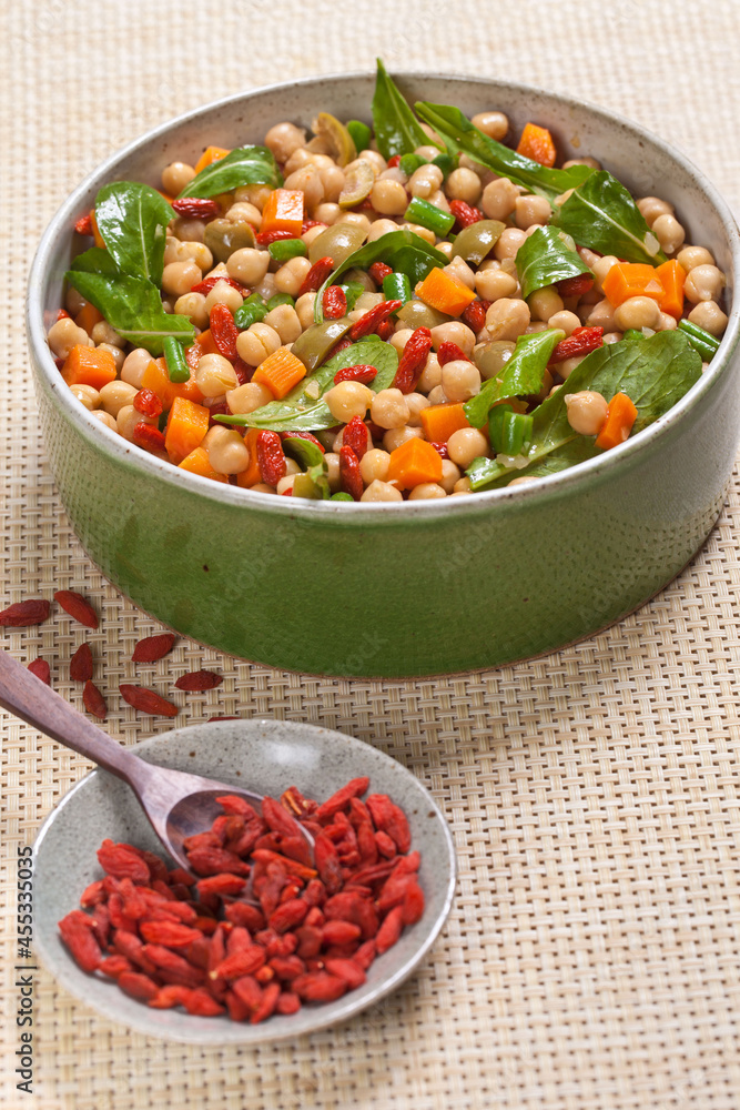Salada de grão de bico com legumes orgânicos Stock Photo | Adobe Stock