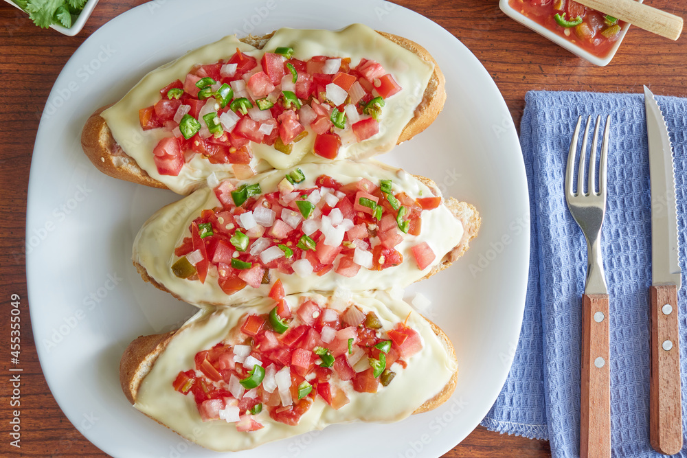 Molletes, típica comida mexicana con salsa pico de gallo, frijoles y ...