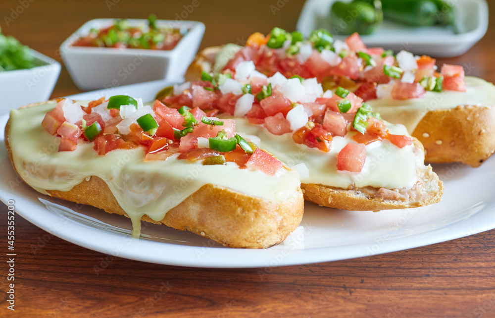 Molletes, típica comida mexicana con salsa pico de gallo, frijoles y ...