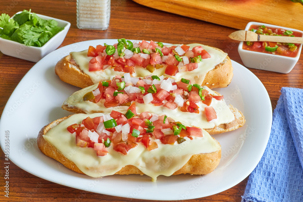 Molletes, típica comida mexicana con salsa pico de gallo, frijoles y ...
