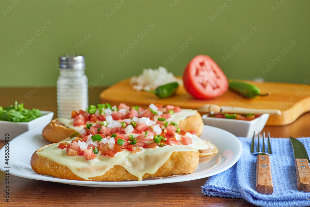 Foto de Molletes, típica comida mexicana con salsa pico de gallo ...