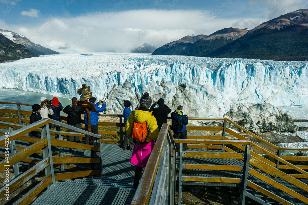 Foto de turistas en las pasarelas, glaciar Perito Moreno , Parque ...