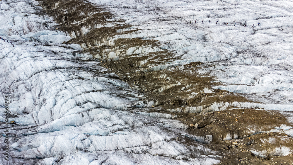 Bergsteiger in einer Seilschaft auf dem Aletschgletscher mit ...