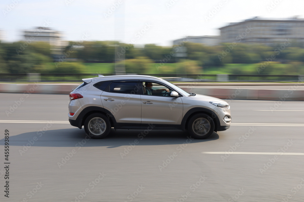 Foto de Hyundai Tucson Third generation TL car moving on the highway ...
