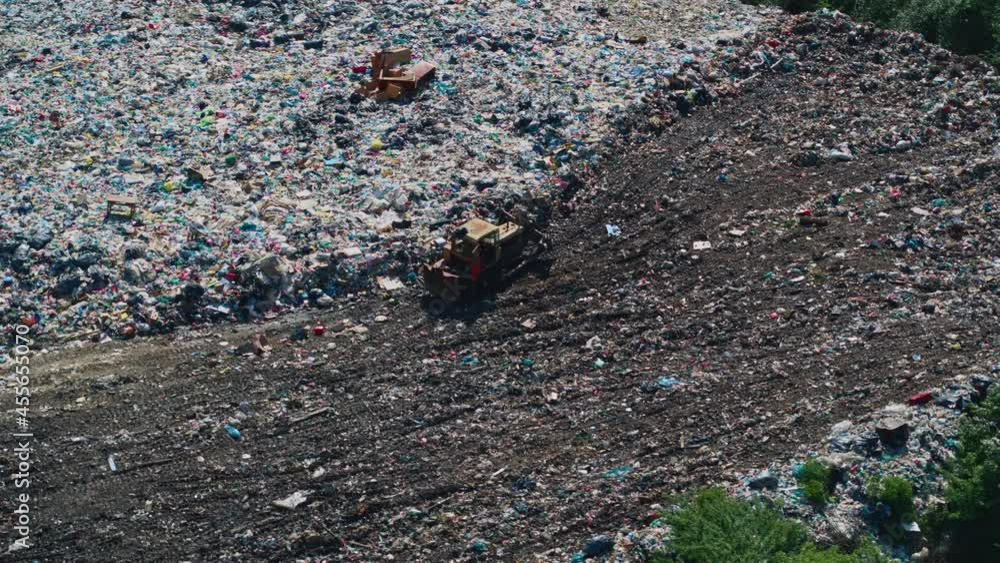 Top view of huge pile of garbage made by people on nature vídeo de ...