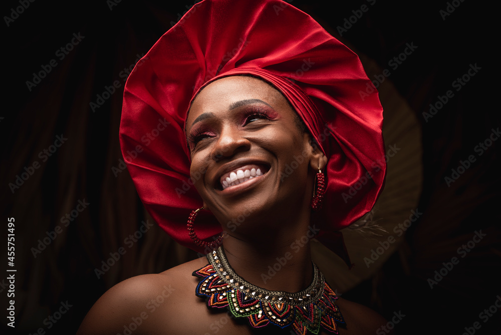 Retrato horizontal de una hermosa mujer negra sonriendo y con un ...
