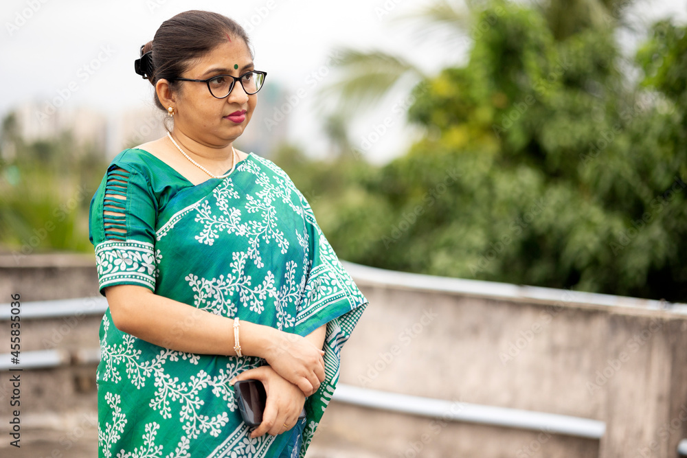 Middle aged Indian woman wearing traditional Indian sari Stock Photo ...