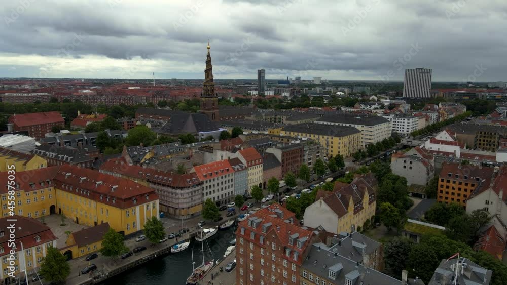 Wideo Stock: Beautiful cinematic aerial view of the of the iconic ...