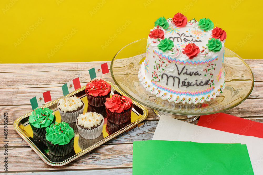 Pastel para celebrar el día de la independencia de México. Pastel con ...