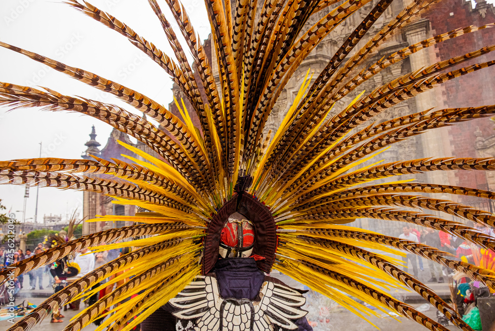Penacho de un danzante en las calles de la ciudad de mexico Stock Photo ...