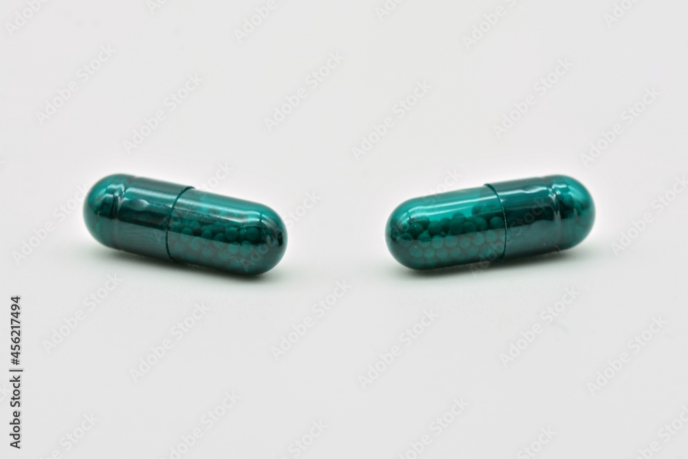 Forma farmacéutica de cápsulas verdes, aislado sobre fondo blanco Stock ...