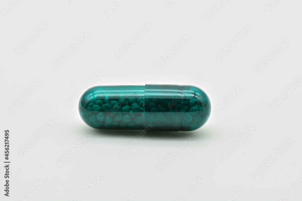 Forma farmacéutica de cápsulas verdes, aislado sobre fondo blanco Stock ...