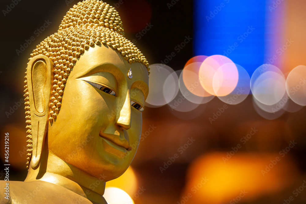 Buddha face, elegrant face of golden big buddha on blur bokeh ...