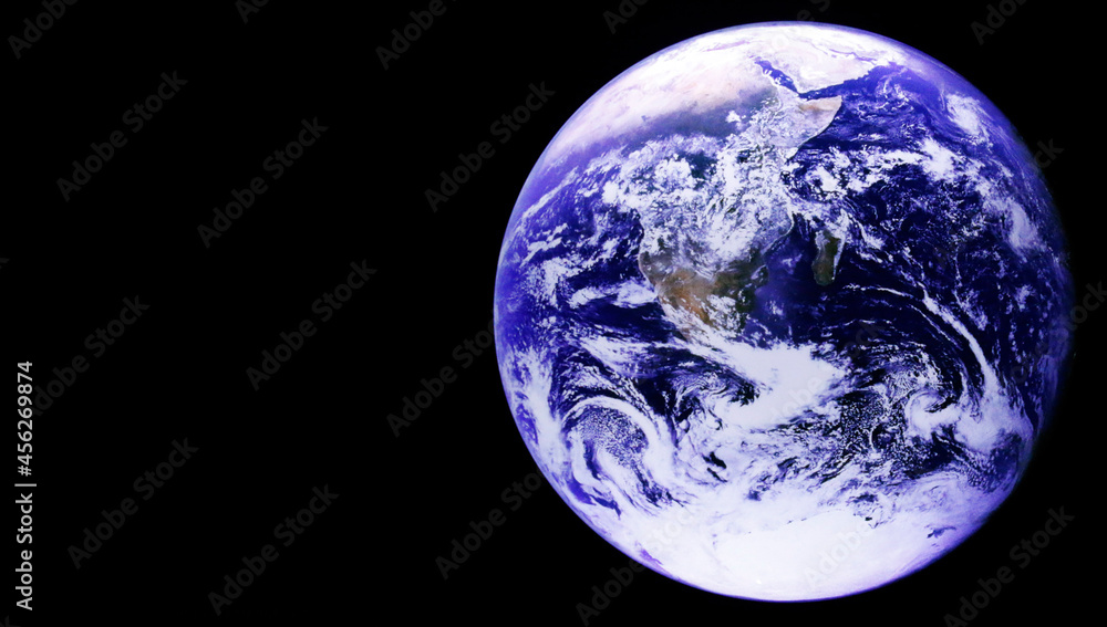 Planeta Terra de cor azul e o escuro do universo. Sistema solar, e os ...