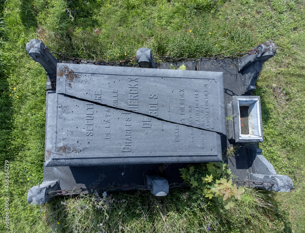Gravestone at a cemetery with a big crack in the middle foto de Stock ...