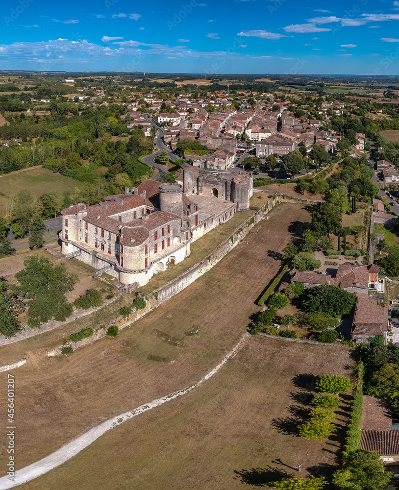 Duras (Lot et Garonne, France) - Vue aérienne panoramique du château ...