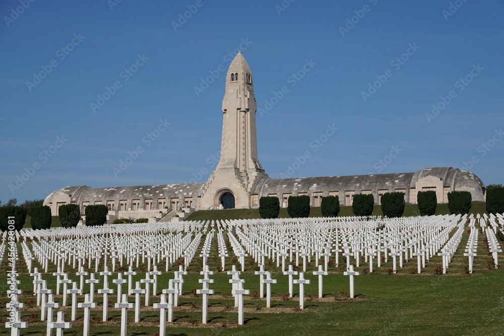 Verdun, France: Superbe Monument de l'Ossuaire Cimetière de Soldat ...