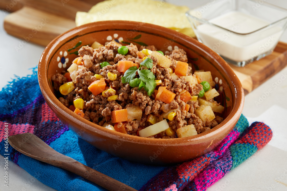 Picadillo de res con verduras servido en plato de barro, comida ...