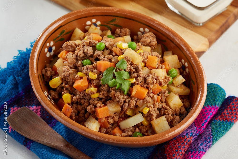Picadillo de res con verduras servido en plato de barro, comida ...