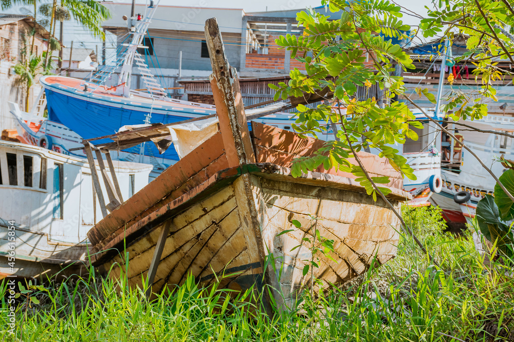 O velho barco do ribeirinho da amazônia É feito de madeira e tem um ...