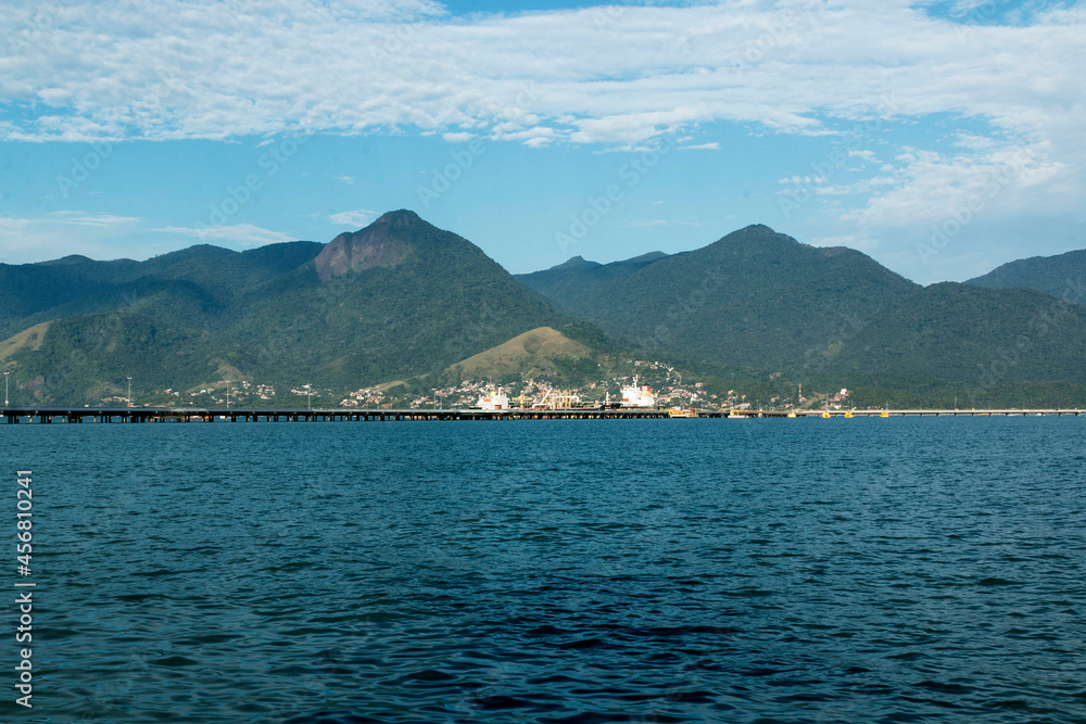 Praias de São Sebastião e Ilha Bela, litoral norte de São Paulo, Brasil ...