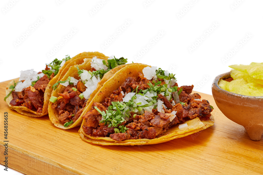 Tacos al pastor, tradicional comida mexicana, con cebolla, cilantro ...