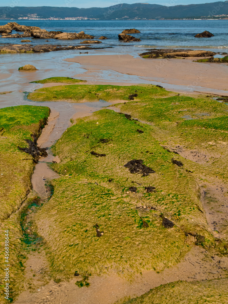 Playa rocosa de Portosín en la Ría de Muros, Galicia Stock Photo ...