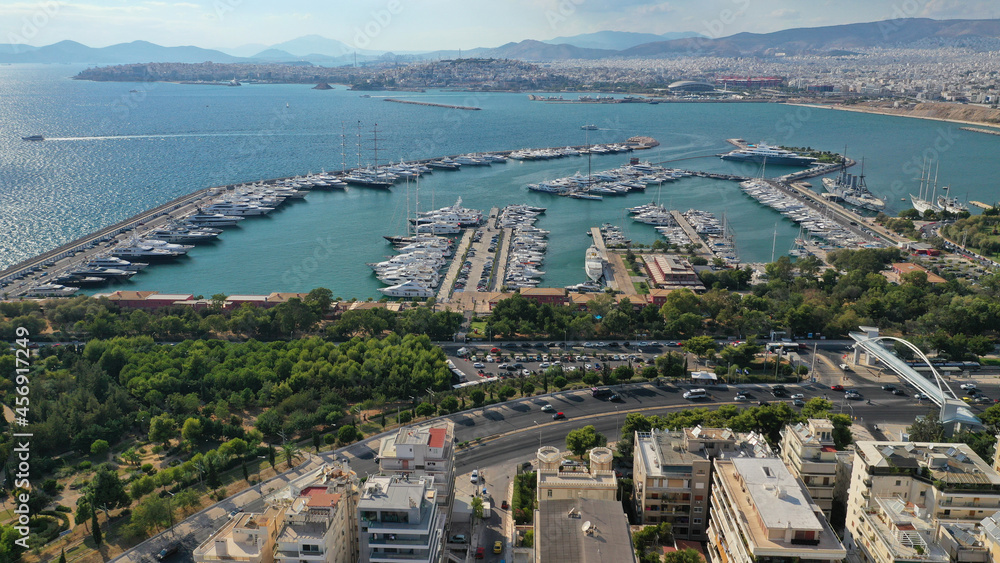 Foto de Aerial drone photo of famous seaside Athens riviera area of ...