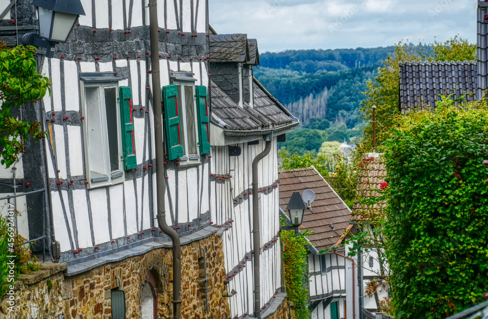 Schöne historische Fachwerkfassaden in der Altstadt von Blankenberg ...