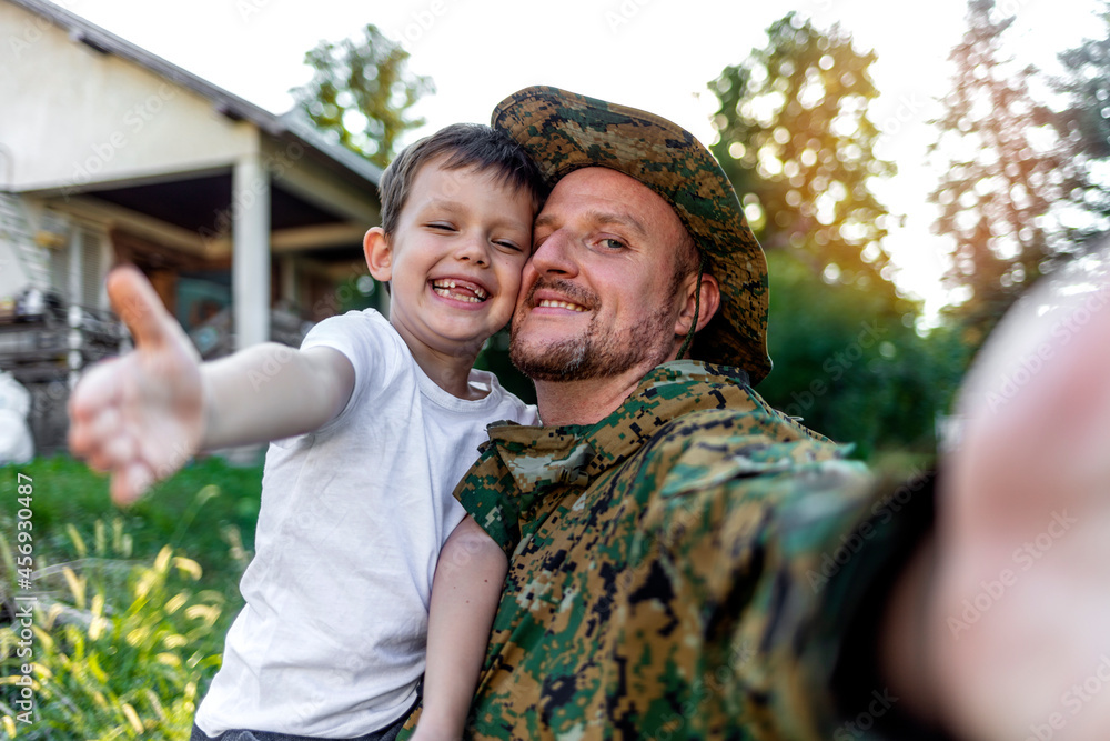 Foto de Man in military uniform making a selfie with smartphone with ...