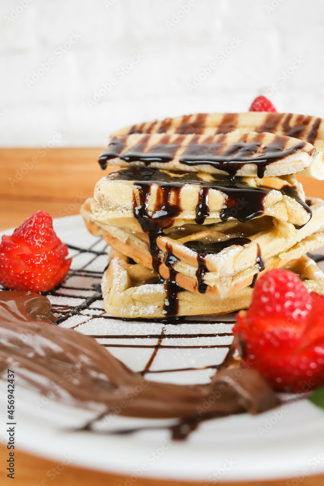 Desayuno Dulce Waffle con caramelo y nutella Stock Photo | Adobe Stock