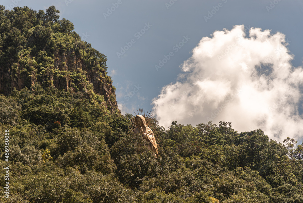 Estatua de la virgen de Guadalupe en Chalma estado de México foto de ...