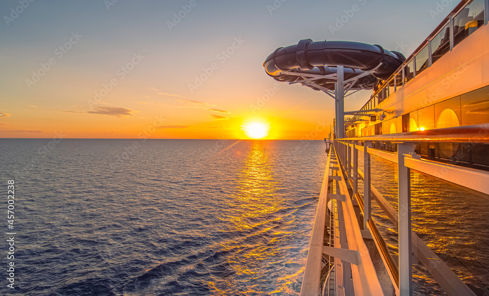 Vue du MSC Seaside au coucher de soleil, navire de croisière de la ...