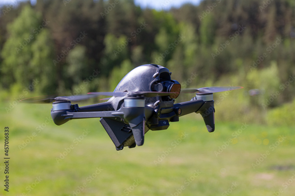 Foto de New FPV drone is flying during a sunny day on grass in ...