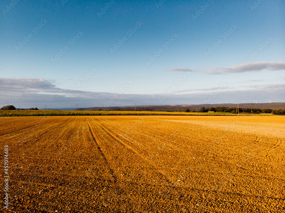 vue aérienne d'un champ agricole. Un champ labouré. Un paysage agricole ...