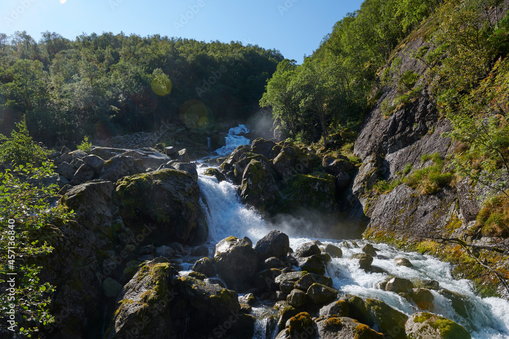 Torrente de agua en el río que sale del lago Bondhus, Noruega foto de ...