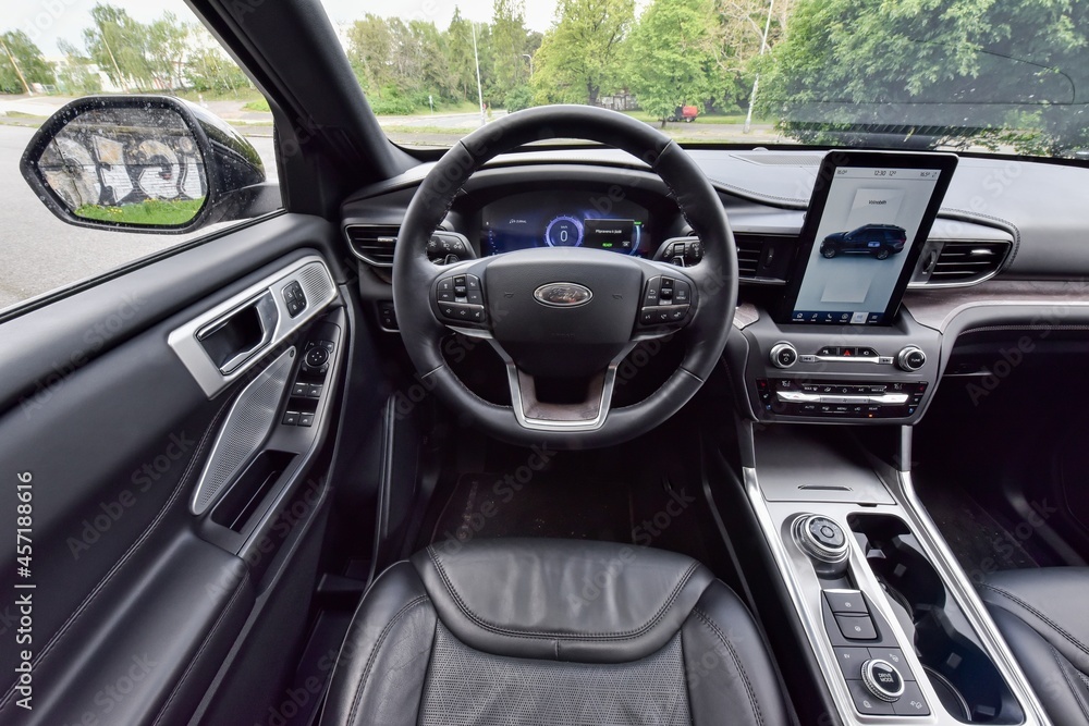 Ford Explorer 3.0 V6 Plug-in hybrid. Cabin interior - driver's ...