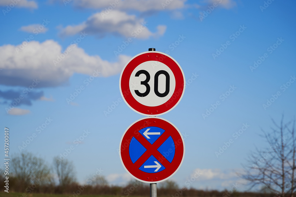 30 km / h sign and no parking sign. Stock-Foto | Adobe Stock