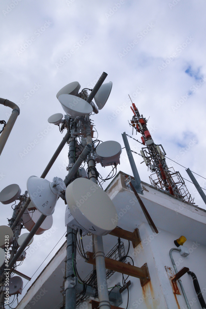 Foto de telecommunications tower of different mobile phone, radio and ...