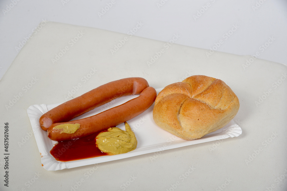 bockwurst wiener mit brötchen auf pappteller imbiss Stock Photo | Adobe ...