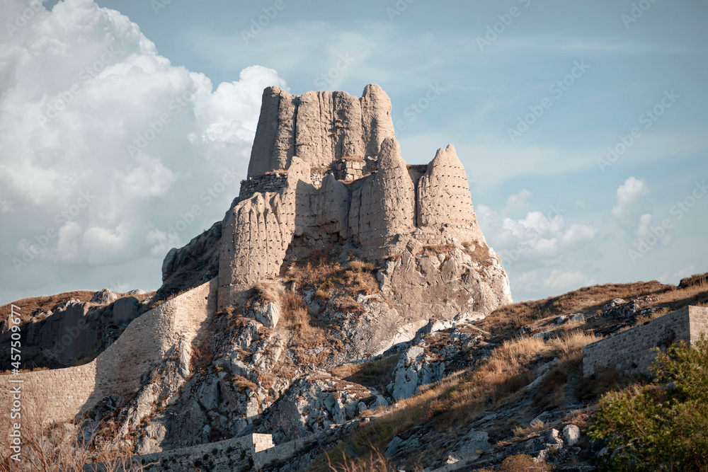 Foto de The Fortress of Van, also Van Kalesi, is a massive stone ...