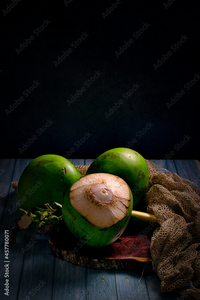 Coco verde aberto para consumo em mesa de madeira rústica Stock Photo ...