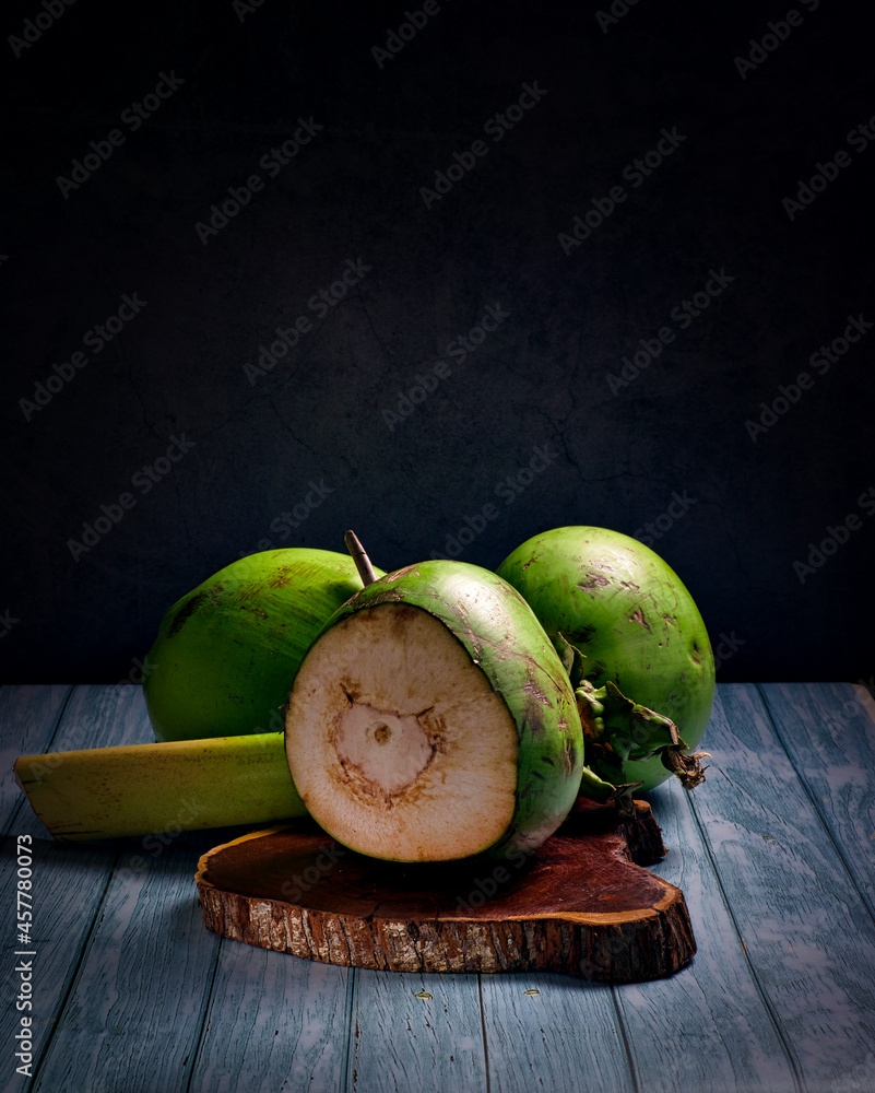 Coco verde aberto para consumo em mesa de madeira rústica Stock Photo ...