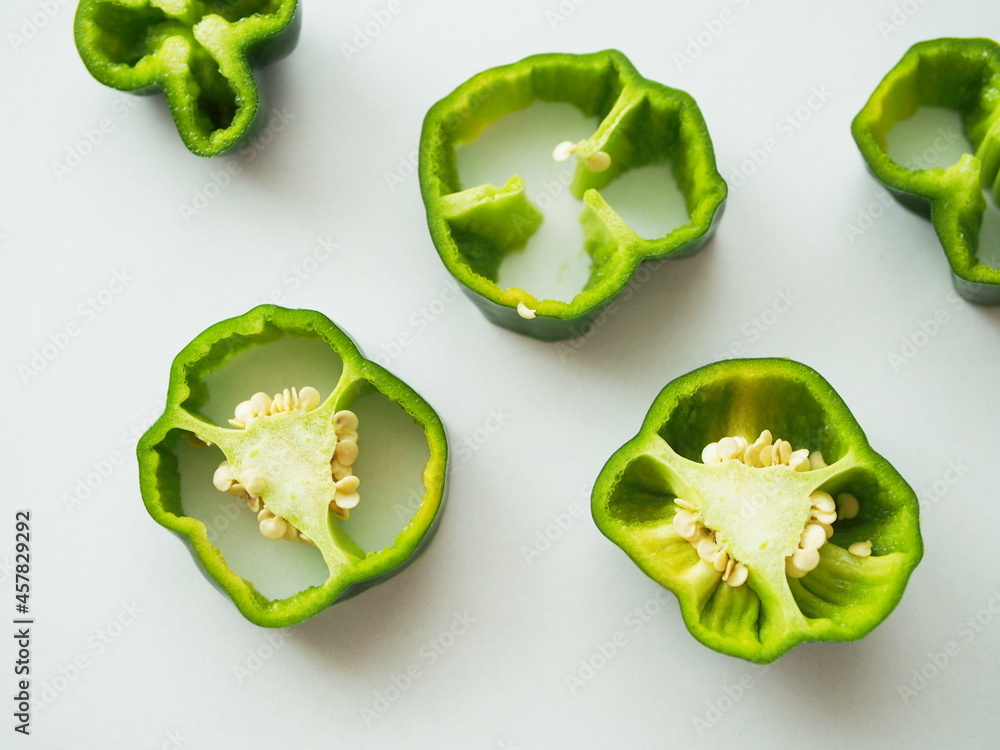 真上から見下ろした輪切りのピーマン Stock 写真 | Adobe Stock