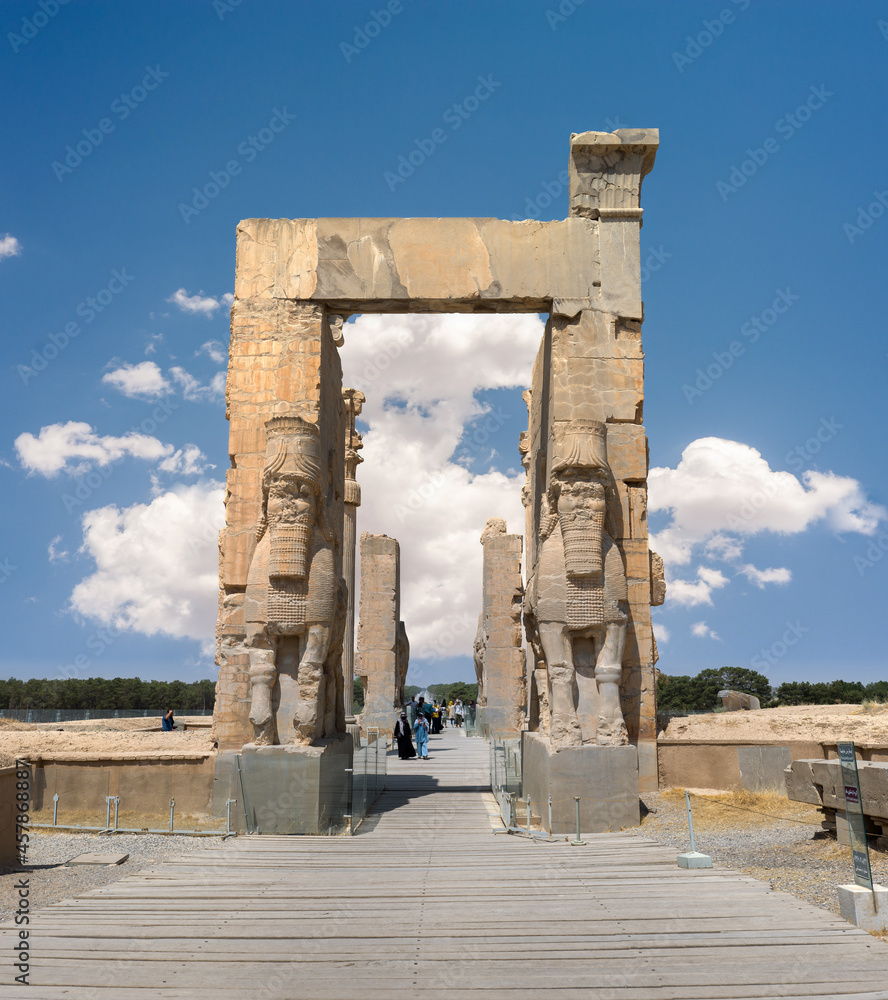 Gate of All Nations (Xerxes Gate) with stone statues of bulls in ...