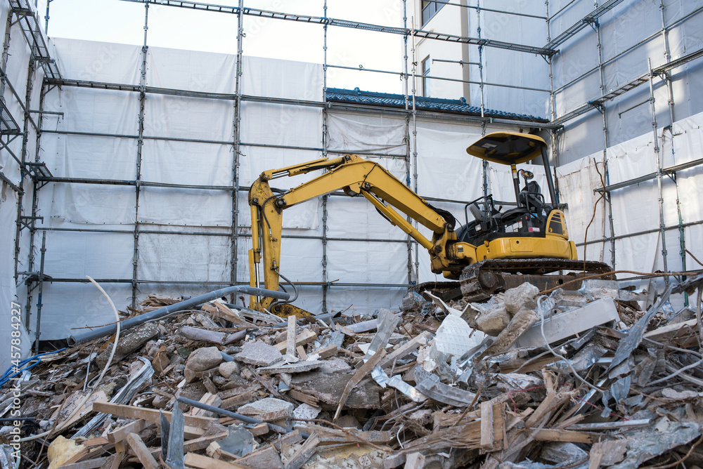 Demolition of old residential building in Tokyo, Japan 家屋・ビルの解体工事現場 ...