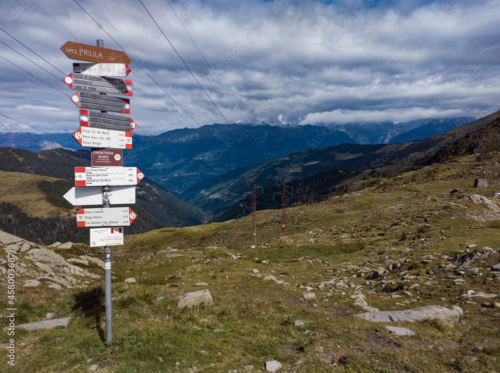 Foto de Trail signals on a path in the alps of Valtellina (the arrows ...