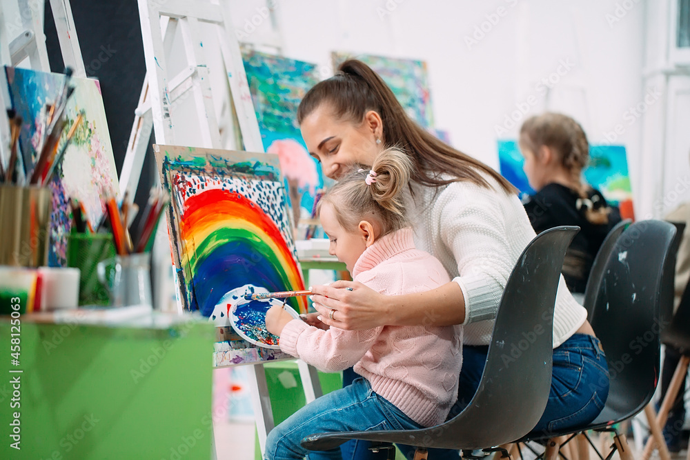 The teacher teaches pre-school children to draw. Group lesson drawing ...