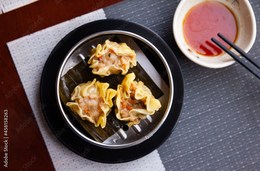 Foto de Steamed open dumplings Shumai with meat filling from pork with ...