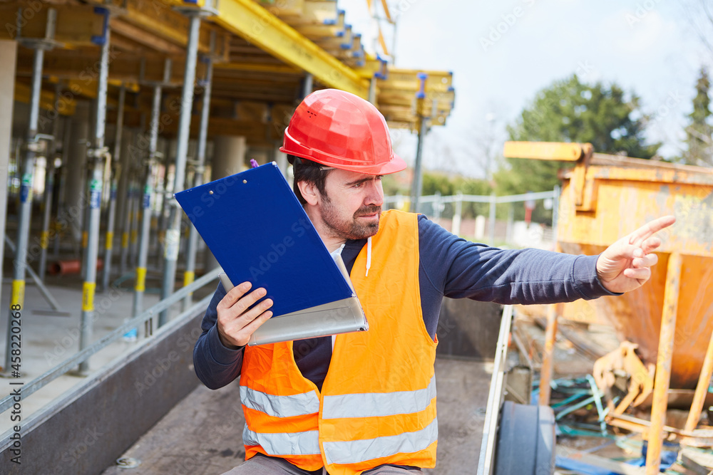 Vorarbeiter mit Checkliste gibt Anweisung auf Baustelle Stock Photo ...